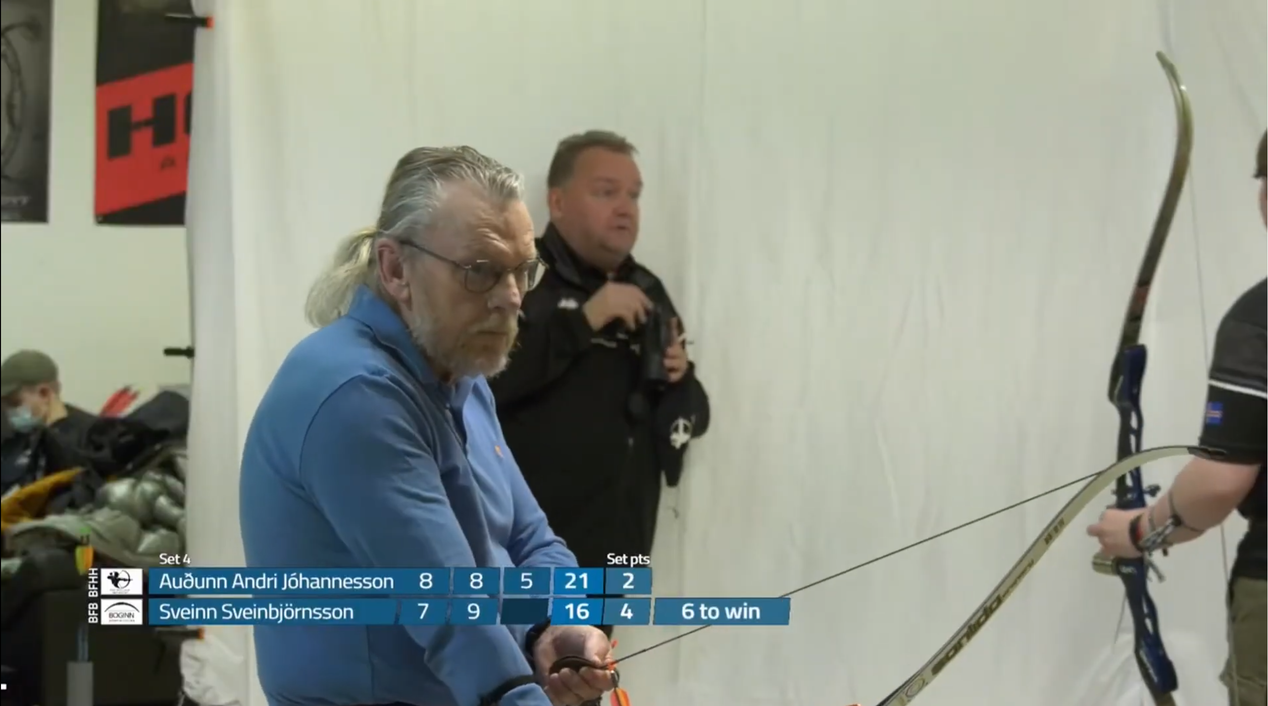 Sveinn Sveinbjörnsson 79 ára Kópavogsbúi æfir bogfimi daglega og miðar ...