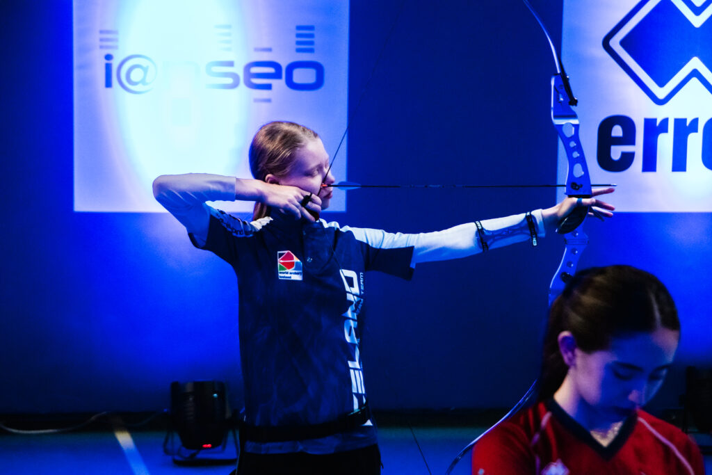 Lóa Margrét Hauksdóttir með 2 silfur á EM - Archery.is